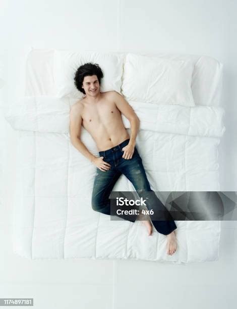 전체 길이 한 사람 한 사람 직접 위의 2029 세 잘 생긴 사람 긴 머리 백인 남성 청바지를 입고 침실에서 흰색 배경 앞에