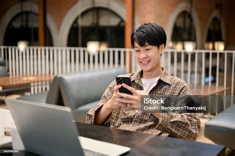 편안한 아시아 남성 프리랜서 또는 스마트폰을 사용하는 대학생 카페에서 원격 근무 20 24세에 대한 스톡 사진 및 기타 이미지 20 24세 검색 남성 Istock