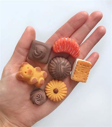 Мишка Барни, молочные шоколадки, мандаринка и печенье 🍪.... скоро будет ...