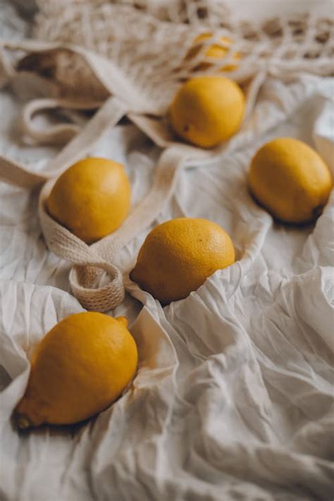 감귤류 건강한 과일 노란색 따뜻한 분위기 따뜻한 음색 러스틱 레몬 메쉬 백 명상적인 미니멀리즘 봄의 느낌 부드러운 구성 부드러운 조명 부드러운 질감