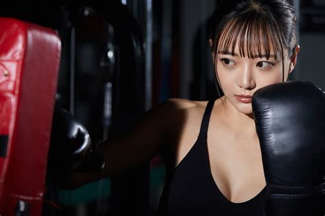 체육관에서 운동하는 젊은 아시아 여성 권투 스포츠에 대한 스톡 사진 및 기타 이미지 권투 스포츠 얼굴 표현 여자 Istock