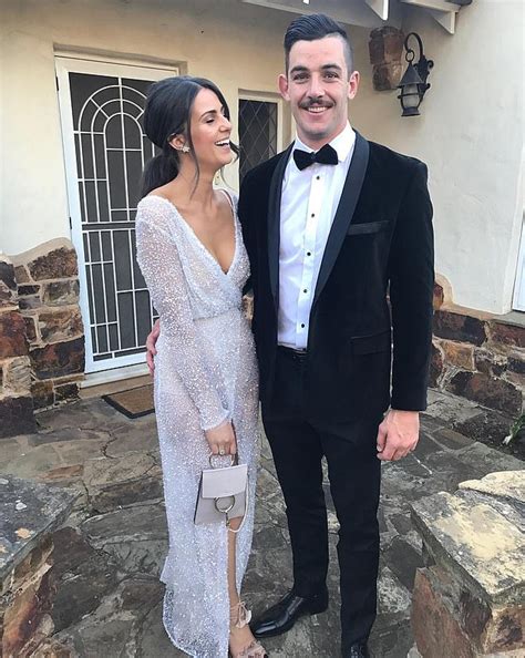 Afl 2022 Adelaide Crows Tex Walker And Wife Ellie Expecting Third