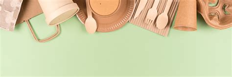 지속 가능한 식품 포장 개념 종이기구 음식 용기 종이 마시는 빨대 컵 텍스트를위한 복사 공간이있는 밝은 녹색 배경 위에 양피지 시트가있는 배너 0명에 대한 스톡 사진 및