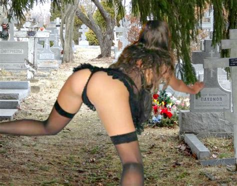 Foto De The Grieving Widow Upskirt And Very Sexy Show Beautiful Ass In Black Thong In Public On