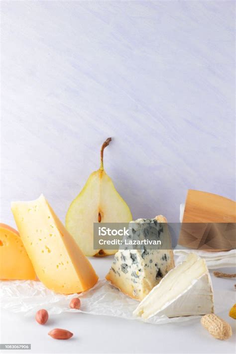 다양 한 치즈 배와 흰색 바탕에 땅콩 블루 치즈와 카망베르 양피지 종이 낙농 제품과 아침 식사 과일입니다 건강 한 음식입니다 공간 복사 0명에 대한 스톡 사진 및 기타