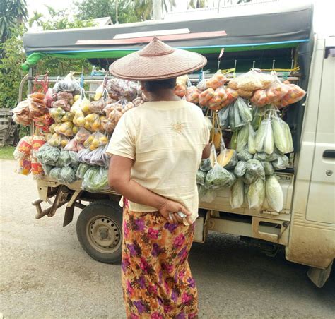 ရွာသစ်မြို့တွင် ကိုဗစ် ၁၉ ကာလအတွင်း နယ်လှည့်ရောင်းချနေသော မိုဘိုင