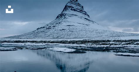 검은 재킷과 파란색 데님 청바지를 입은 사람이 낮에 눈 덮인 땅에 서 있습니다 사진 Unsplash의 무료 키르크유펠 이미지
