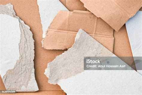 가장자리가 찢어진 다양한 크기의 판지 용지의 평면도 닫기 0명에 대한 스톡 사진 및 기타 이미지 0명 가장자리 갈색 Istock