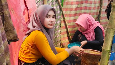 Ngintip Neng Yuli Gadis Desa Cantik Sedang Mandi Di Jamban Bikin Dag