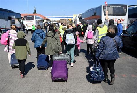 УНХЦР Досега 10 милиони луѓе ја напуштиле Украина Сител Телевизија