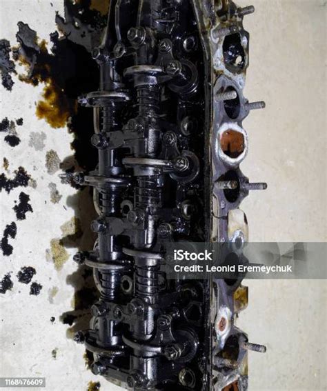 실린더 블록의 머리입니다 수리를 위해 엔진에서 제거된 실린더 블록의 헤드입니다 엔진 오일 부품 서비스 에서 자동차 엔진 수리 4 명에 대한 스톡 사진 및 기타 이미지