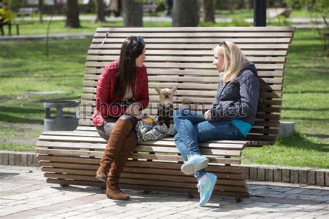 Фото Девушка На Скамейке В Парке — Картинки