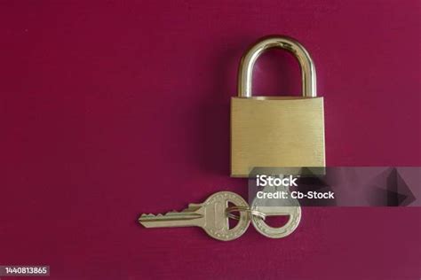 내부에 열쇠가 있고 복사 공간이 있는 화려한 스튜디오 배경에 다른 열쇠가 부착된 금색 자물쇠 0명에 대한 스톡 사진 및 기타 이미지 Istock