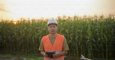 농지에 비료와 살충제를 뿌리는 드론을 제어하는 남성 엔지니어 첨단 기술 혁신 및 스마트 농업 사진 Unsplash의 작물