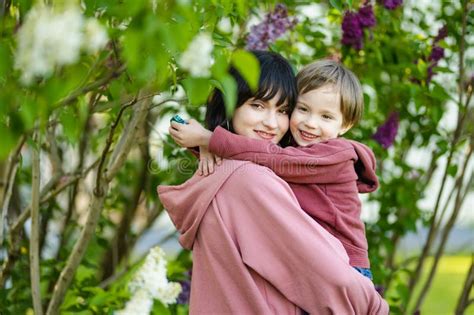 Irm Mais Bonita Se Abra Ando Com Seu Irm O Mais Novo Ador Vel Adolescente Abra Ando Seu