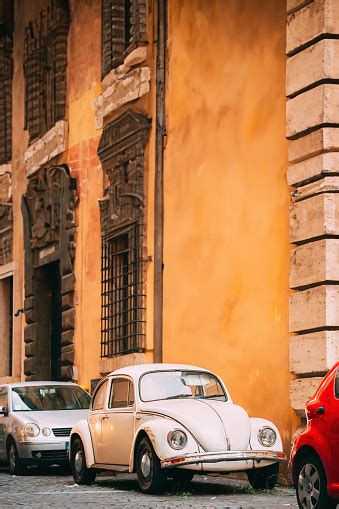 오래 된 복고풍 빈티지 화이트 컬러 폭스 바겐 딱정벌레 자동차 에 주차 에 거리 0명에 대한 스톡 사진 및 기타 이미지 0명 Volkswagen 거리 Istock