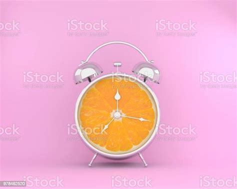 파스텔 핑크 바탕에 오렌지 슬라이스 알람 시계 열 대 과일 개념에 의하여 이루어져 있다 최소한의 아이디어 사업 개념입니다 0명에 대한 스톡 사진 및 기타 이미지 Istock