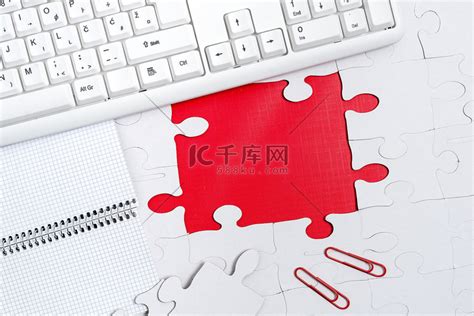 特写白色拼图图案拼图与缺失的最后一块拼图相连最后一块拼图位于平铺背景上具有不同的纹理和纸张供应配件高清摄影大图 千库网