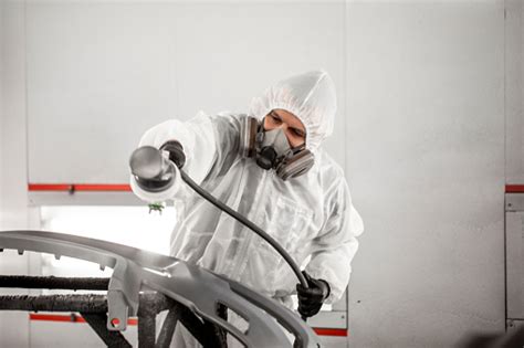 자동차 차체가 게에서 스프레이 건을 사용 하 여 자동차 파트에 페인트를 적용 한 회화 기술자 부스에 대한 스톡 사진 및 기타