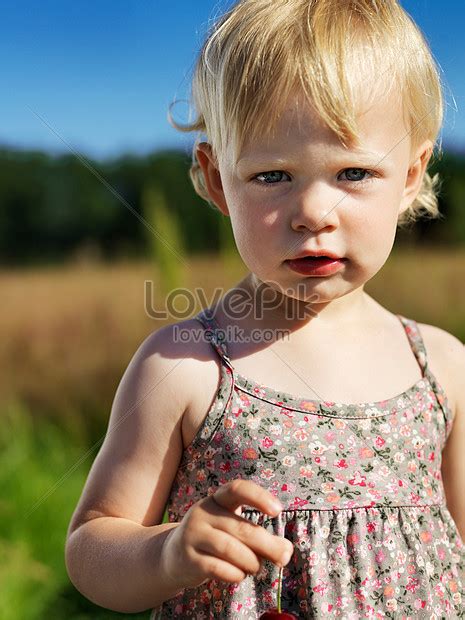 야외 서 어린 소녀 사진 무료 다운로드 Lovepik
