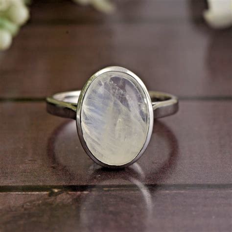 Bague Minimaliste Faite à La Main En Pierre De Lune Arc En Ciel