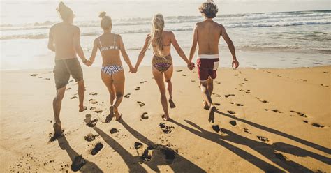 여름 휴가 휴가를 즐겁게 즐기는 젊은이들의 그룹 여름 휴가 함께 해변에서 물가로 달리는 장난스러운 야외 레저 활동 젊은 남녀 사진 Unsplash의 스페인 이미지