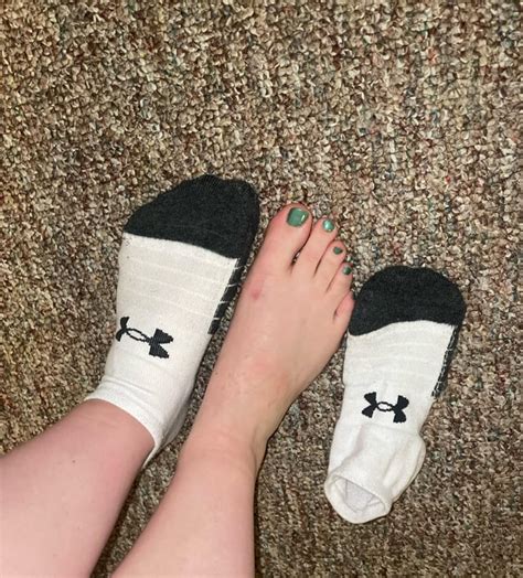 Look At My Sweaty Gym Feet Rfeettoesandsocks