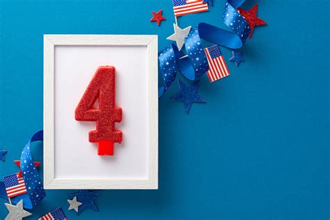 축하 아이템의 평면도 배열 구불구불한 별 반짝이는 별 국기 4번 촛불이 있는 사진 프레임 미국 독립 기념일을 보여줍니다 파란색