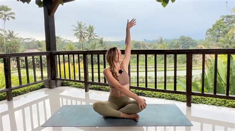 Йога Флоу Мягкая растяжка 30 минут Йога для начинающих и продолжающих Она Волна Youtube