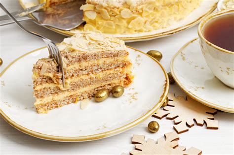 흰색 나무 테이블에 아몬드 꽃잎을 곁들인 수제 케이크 조각 얕은 초점 0명에 대한 스톡 사진 및 기타 이미지 0명 건강한 식생활 공휴일 Istock