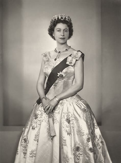 Queens Diamond Diadem And Other Jewelry Going On Show At Buckingham