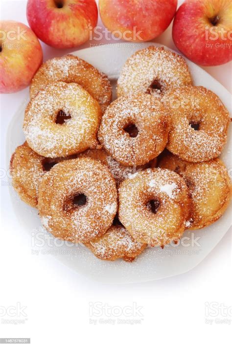 신선한 사과와 함께 흰색 접시에 반죽을 곁들인 수제 튀긴 사과 반지 0명에 대한 스톡 사진 및 기타 이미지 0명 가루 설탕 갈색 Istock