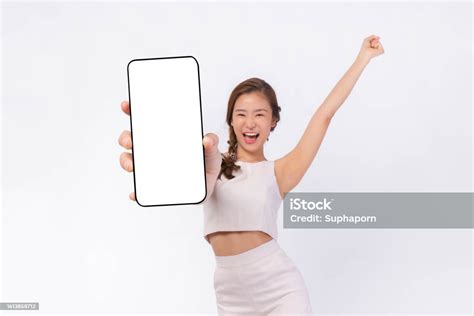 빈 화면 흰색 배경에 격리된 광고 배너를 위한 흰색 화면 빈 복사 공간을 보여주는 아름다운 아시아 젊은 여성 25 29세에 대한 스톡 사진 및 기타 이미지 Istock