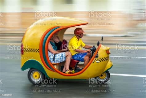 쿠바 하바나의 낡은 차 이동 일반적으로 현지인과 관광객을 위한 택시로 사용되는 복고풍 차량 옐로우 컬러 툭툭 2명에 대한 스톡 사진 및 기타 이미지 Istock