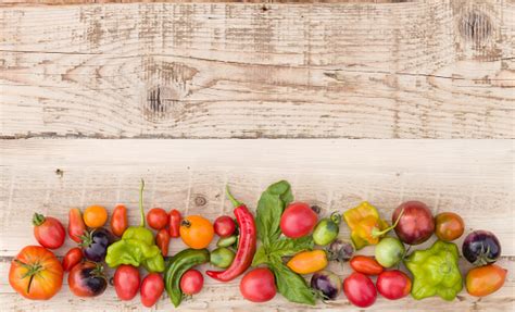 보기에서 상위의 다채로운 유기농 야채 원시 토마토와 파프리카 나무 배경 건강 식품 개념입니다 가을에 대한 스톡 사진 및 기타 이미지 Istock