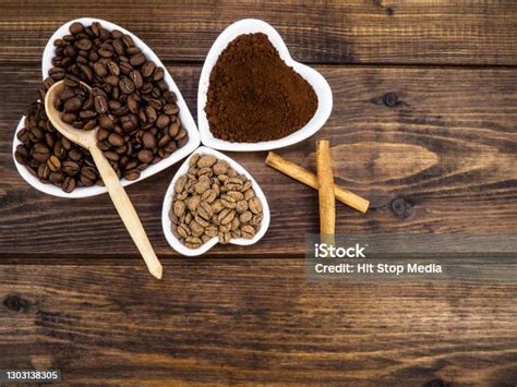 커피 콩과 심장 모양의 흰색 접시에 나무 배경에 접지 배경과 텍스처 0명에 대한 스톡 사진 및 기타 이미지 0명 갈색