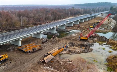 На Київщині завершують відновлення зруйнованого війною мосту на автодорозі яка зєднує столицю