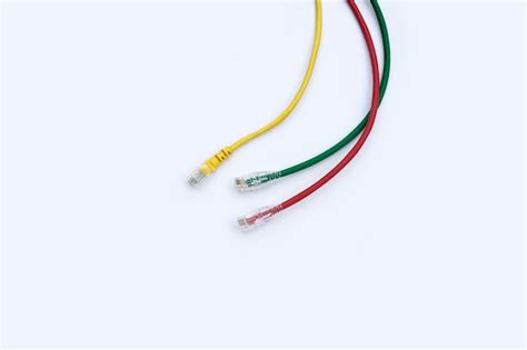 흰색 바탕에 Lan 네트워크 연결 이더넷 케이블입니다 프리미엄 사진