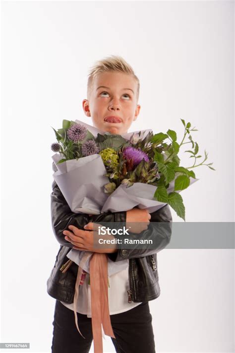 선물 꽃다발 흰색 배경 복사 공간 유행 금발 백인 소년의 스튜디오 초상화 6 7 살에 대한 스톡 사진 및 기타 이미지 6 7 살 공휴일 금발 머리 Istock