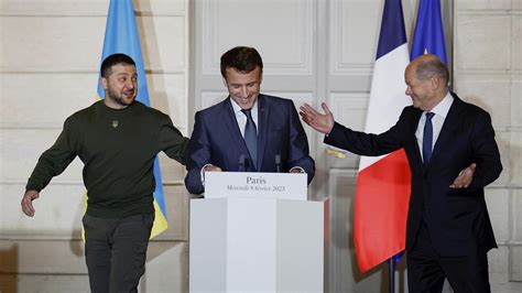 Макрон и Шольц призывали Зеленского начать переговоры с Россией пишут СМИ РИА Новости 24 02 2023