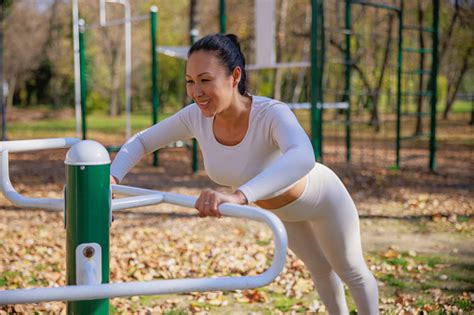 공원에서 운동 장비에 대한 푸시 업을하는 캐주얼 스포츠 복장을 입은 행복한 아시아 여성 가을에 대한 스톡 사진 및 기타 이미지 가을 운동장비 35 39세 Istock