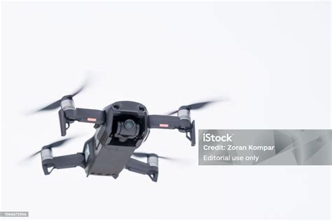 ぢ Mavic 공기 흰색 Bacground에 고립 된 공중 비행 무인 항공기 4 K 기능 작은 접이식 무인 4륜 오토바이에 대한 스톡 사진 및 기타 이미지 Istock