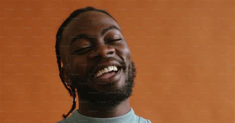 가슴에 손을 얹은 남자 사진 Unsplash의 웃음 이미지