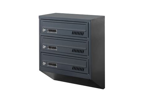 흰색 배경의 깊은 파란색 또는 회색 사서함이 격리되었습니다 아파트 집 입구에 대한 우편함 금속 사서함 0명에 대한 스톡 사진 및