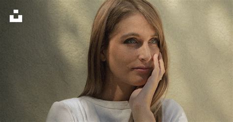 흰 셔츠를 입은 여자가 벽에 기대어 있다 사진 Unsplash의 무료 사람 이미지