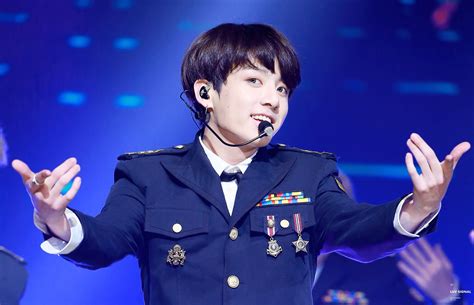 더쿠 2017년 가요대축제 제복입은 방탄 정국 짤털