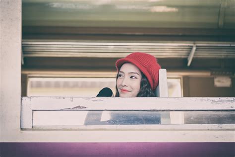 아시아 여자 여행자는 태국 방콕에서 후 아 퐁 역에서 기차로 여행 흥미로운 있다 관광객에 대한 스톡 사진 및 기타 이미지 관광객 귀여운 모자 모자류 Istock