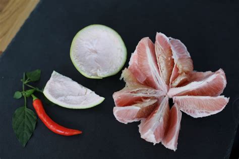 How To Eat A Pomelo Peeling And Preparing Plantura