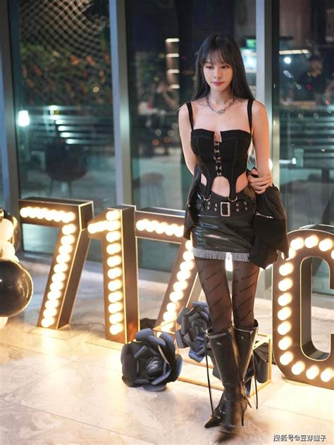 顶流网红钢琴师cathryn Lee，曲线凹凸，美丽性感 搜狐大视野 搜狐新闻