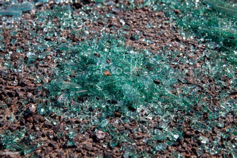 사고로 사고가 난 후 아스팔트에 깨진 유리 Stock Market Crash에 대한 스톡 사진 및 기타 이미지 Stock Market Crash 교통수단 도로